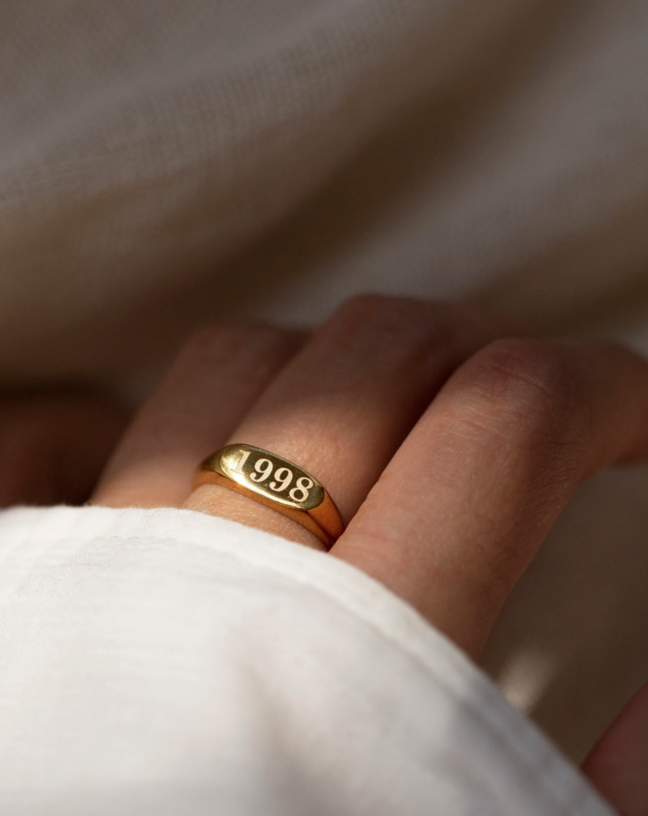 Engraved Oval Signet Ring – E&E PROJECT