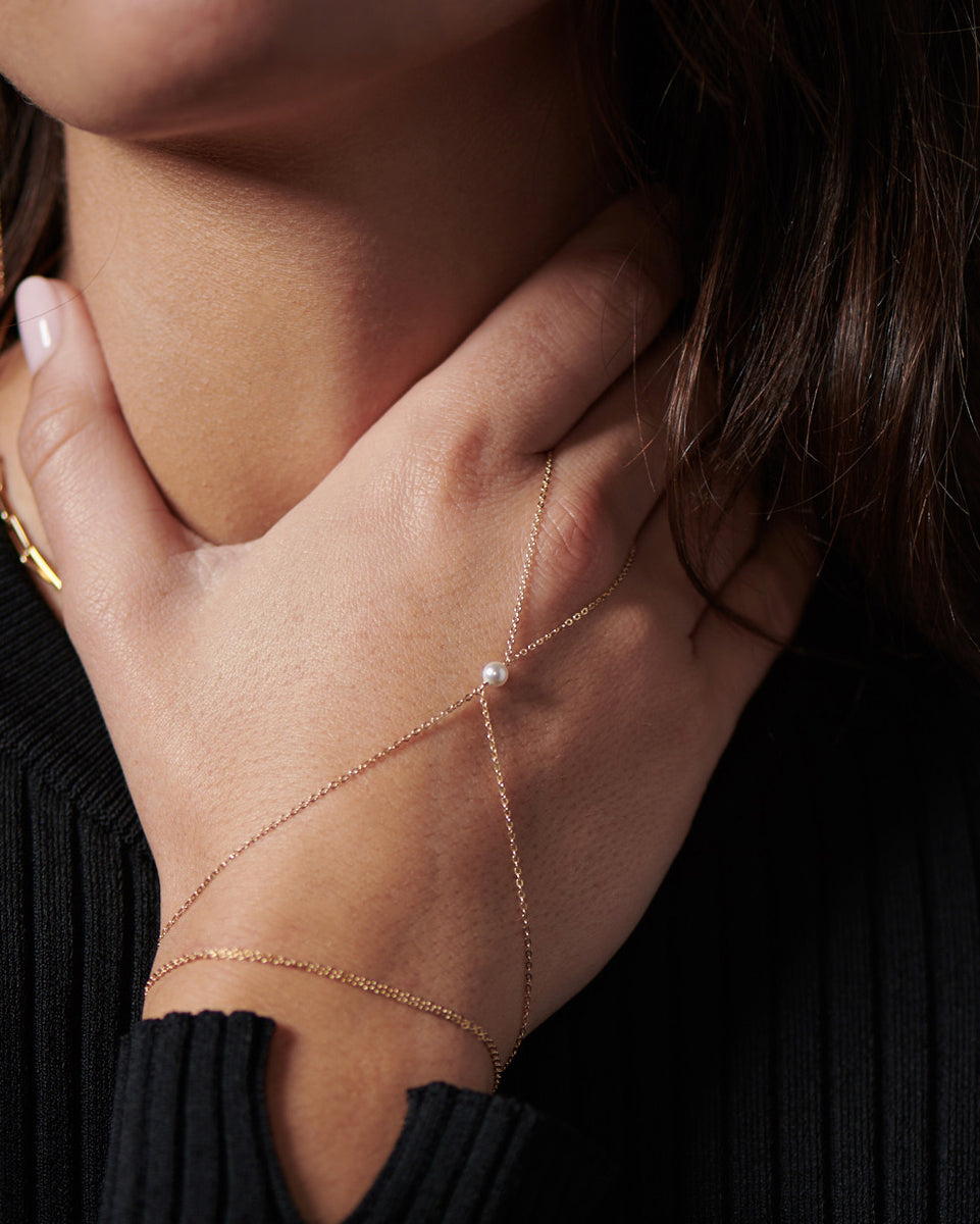 Mini Pearl Hand Chain – E&E PROJECT